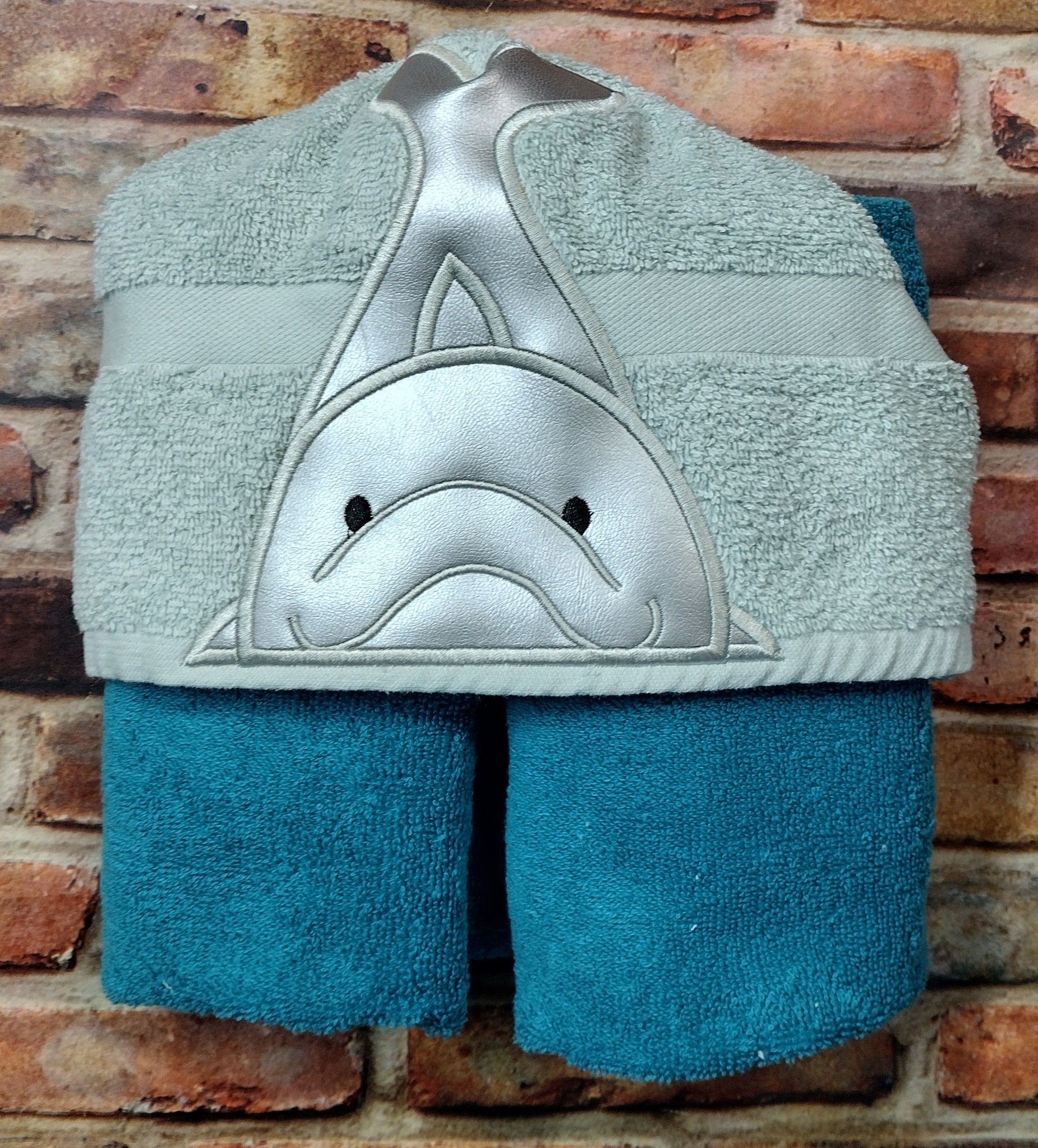Dolphin Peeker Applique – Bella Bleu Embroidery